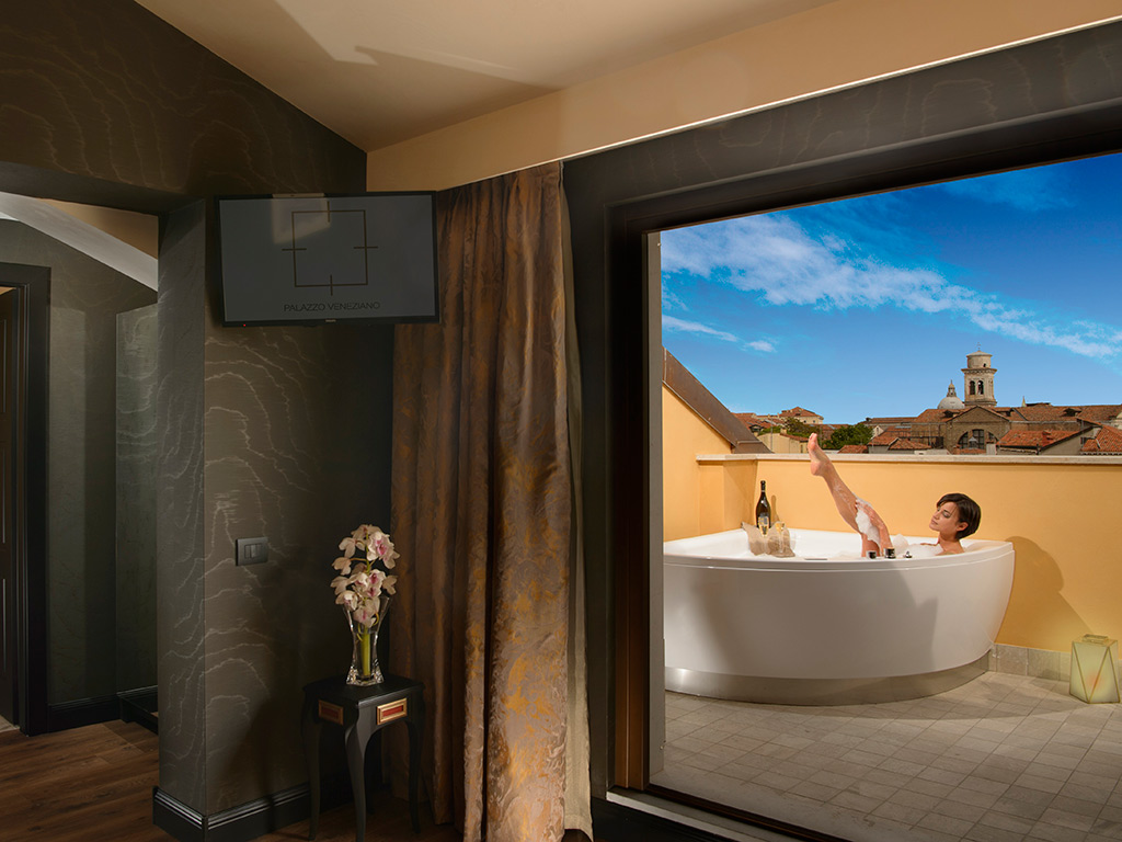 Discover the Panoramic Suite with outdoor Jacuzzi